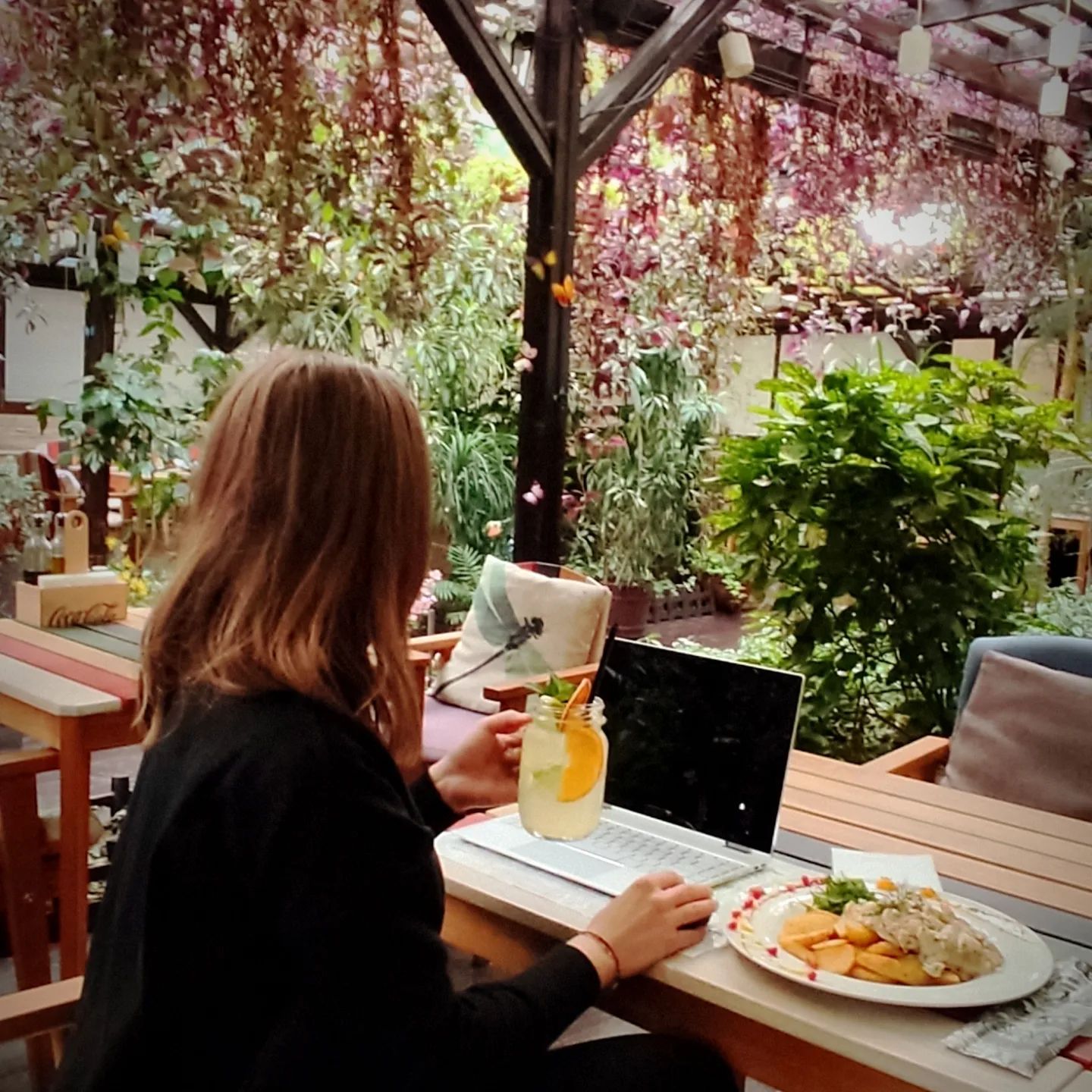 30 Work-Friendly Indoor and Outdoor Cafes in Bucharest - Framey